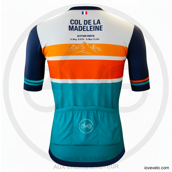 un maillot cycliste avec un design, des couleurs et un graphisme ...